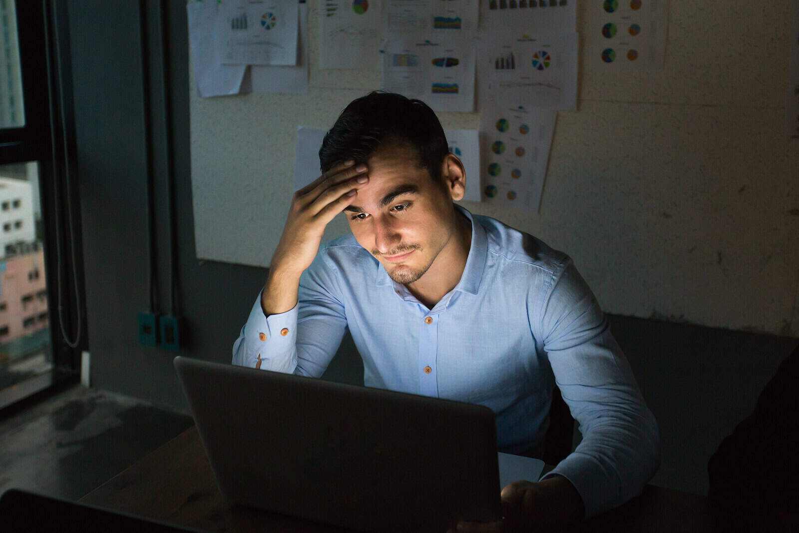 Tips to Reduce Exposure to Blue Light from Digital Devices